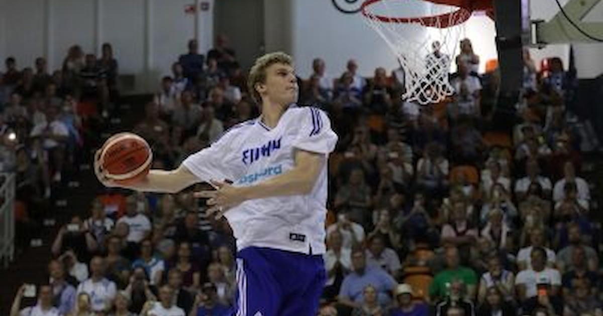 Susijengi laukkaa Pietariin, Rannikko ja Markkanen tositoimiin