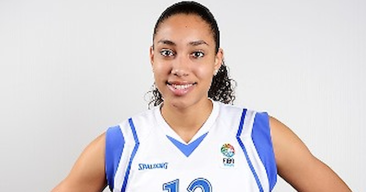 Krista Gross Suomen lipunkantajana Kazanin universiadeissa